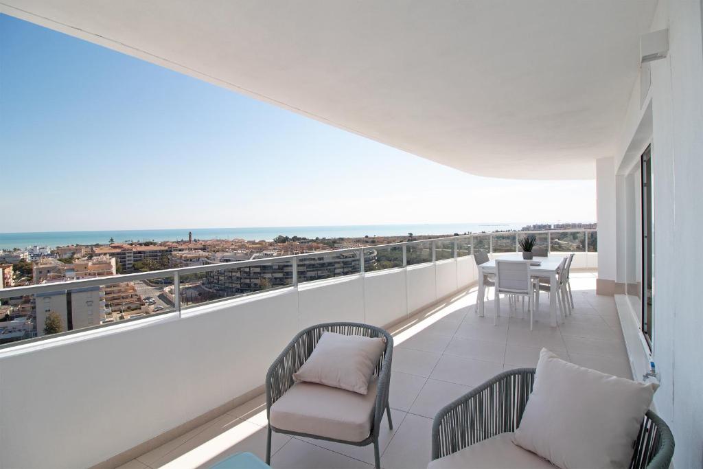 Global Properties, Moderno apartamento con vistas a la costa ...