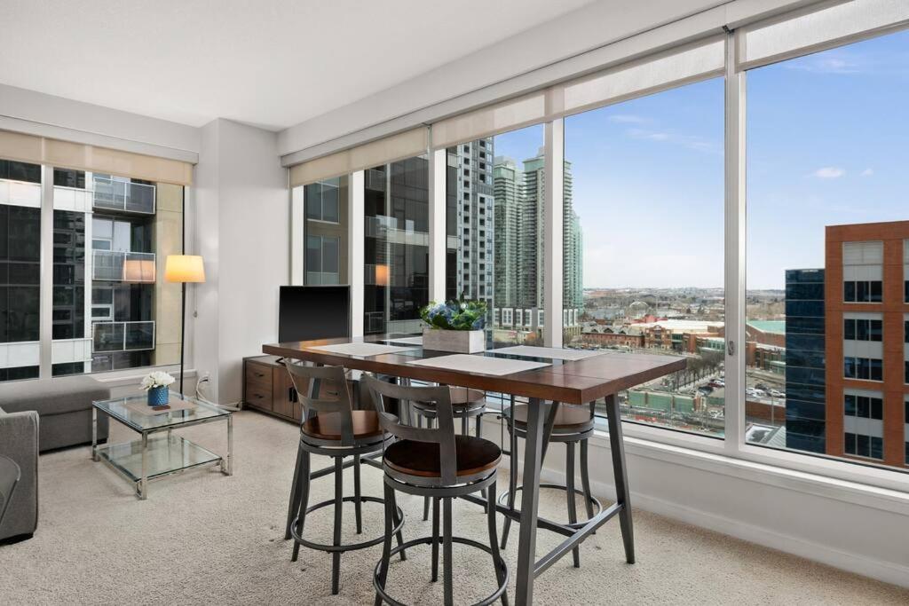 Chic 2BR Condo in Vibrant Downtown Calgary, Calgary – Updated 2023 Prices