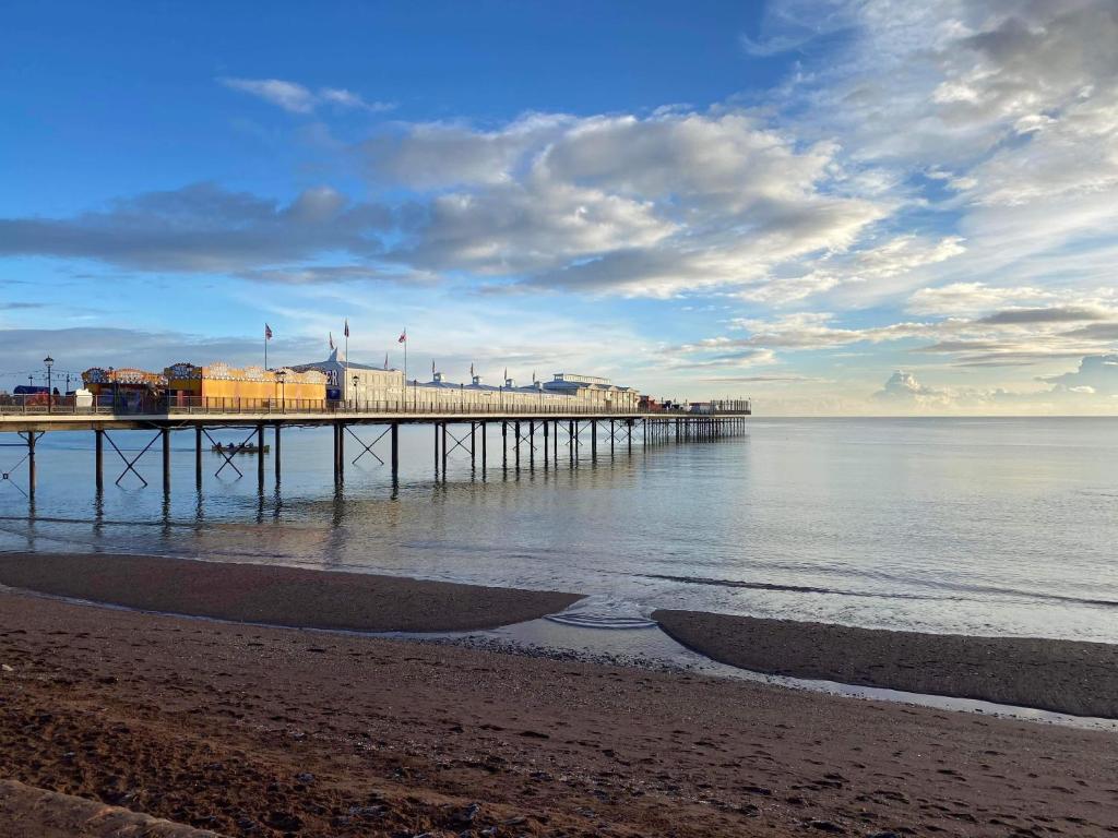 SINGER HOUSE ,PAIGNTON BEACH SEAFRONT ,GROUND FLOOR DOUBLE or TWIN ...