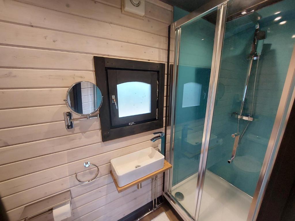 The Malvern Hills, Courtyard Cabins,Tom Cabin, Great Malvern (updated ...