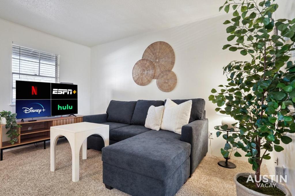 Airy King Bedroom and Comfortable Living Space by UT, Austin (updated ...