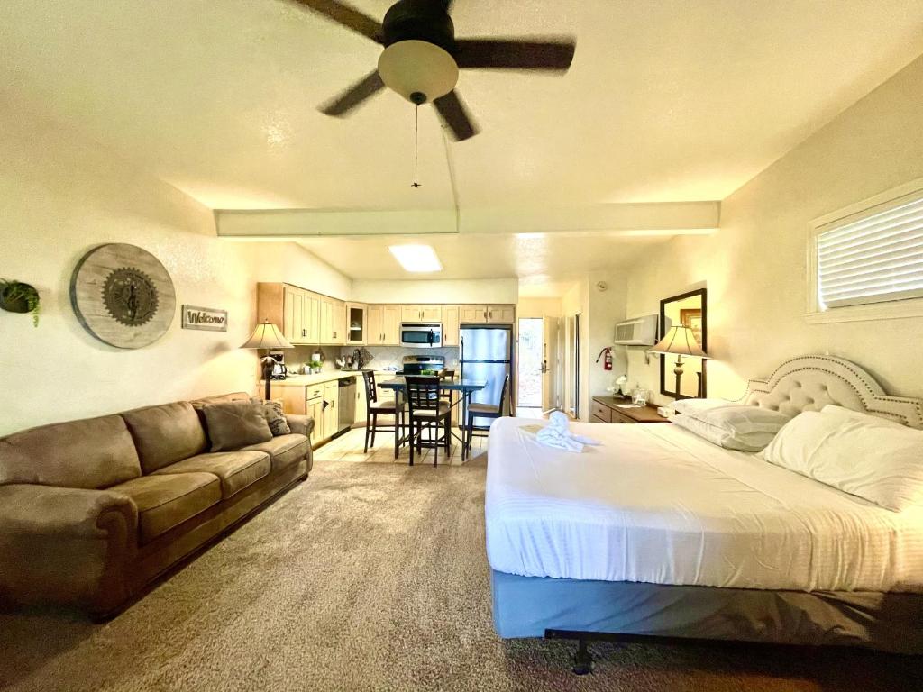 SU13, King Studio with kitchenette, lakeview and dining area Hotel Room ...