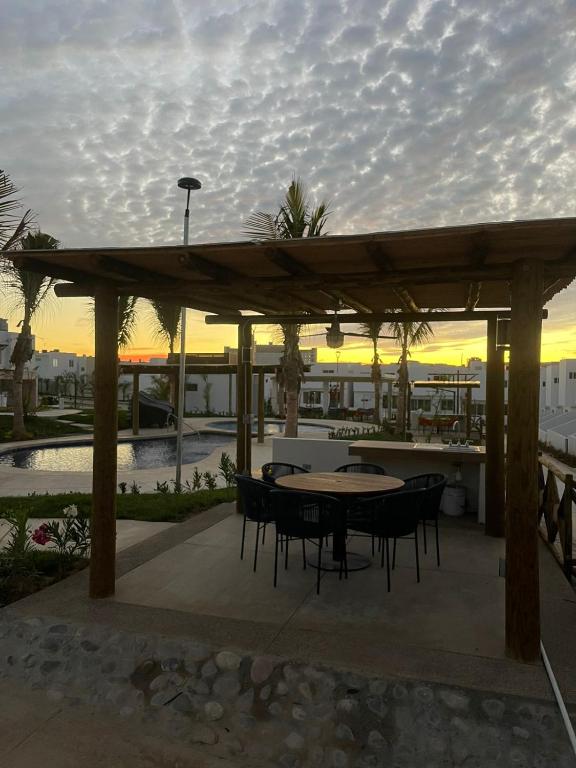 Hermosa casa nueva, frente a la alberca, con vista al RIU., La Florida ...