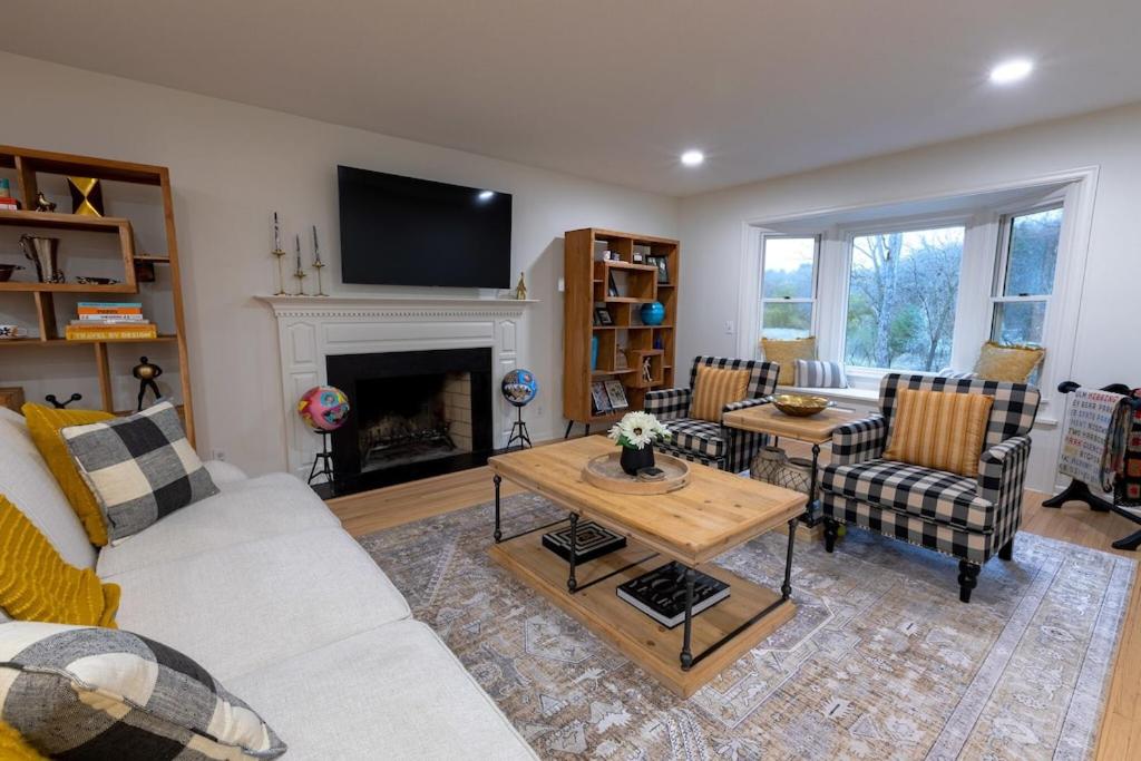 Insta-Worthy Quaint Home on the Water, Wayzata (updated prices 2026)