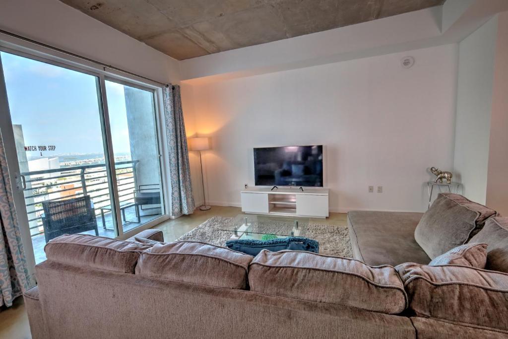 1Br Loft in downtown with bay view and workspace, Miami (updated prices ...