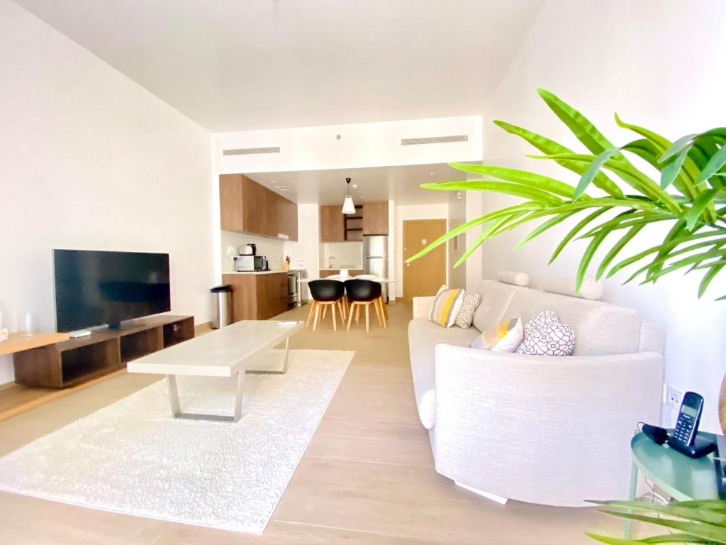 LC22 - Elegant 1BR with beach access in La Cote Building, Dubai ...