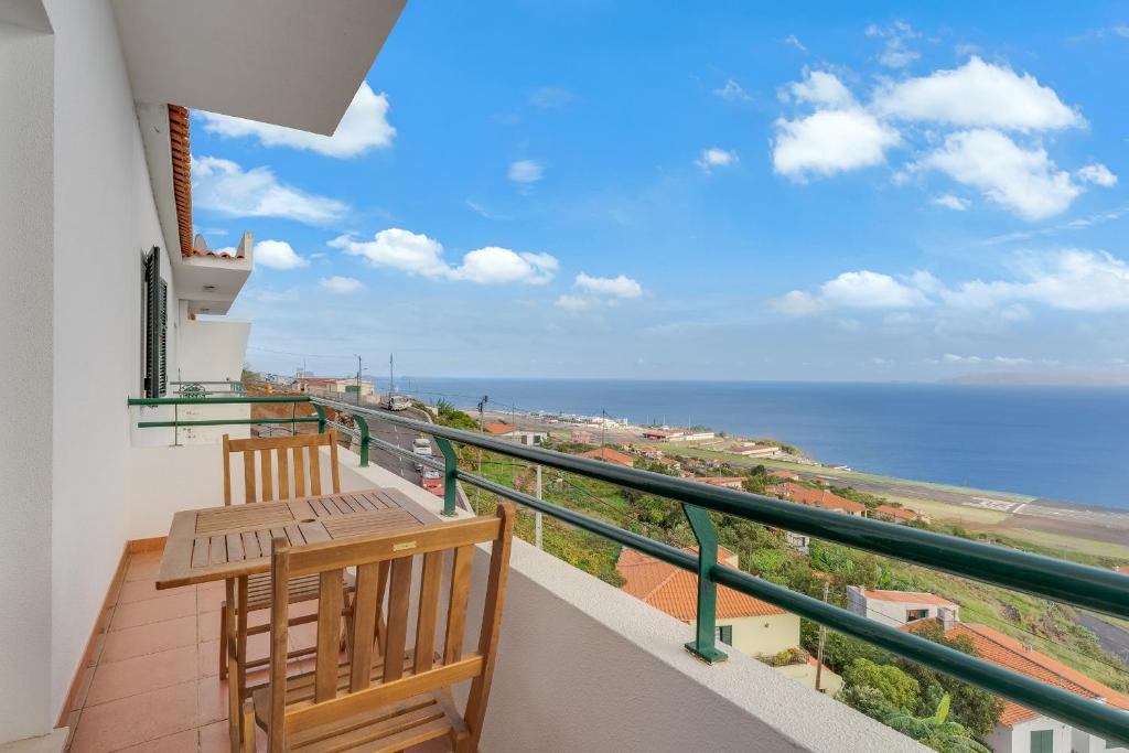 Santa Cruz Apartment with Sea View by HR Madeira, Santa Cruz – Updated ...