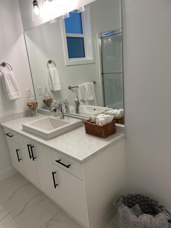 Adorable 1 Bedroom Suite- a skip to Galloping Goose, Victoria ...