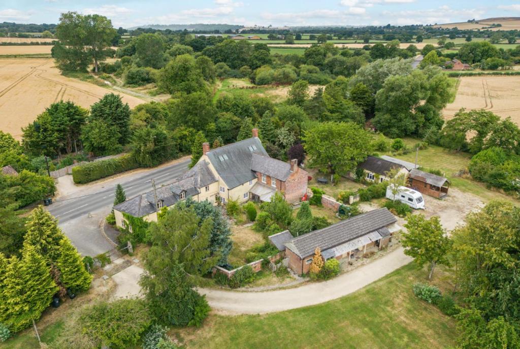 The Bell Eco Lodges, Patney (updated prices 2025)