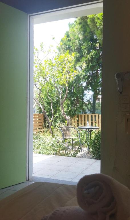 CLEO ROOM WITH PATIO 250m FROM THE BEACH, Malia (updated prices 2025)