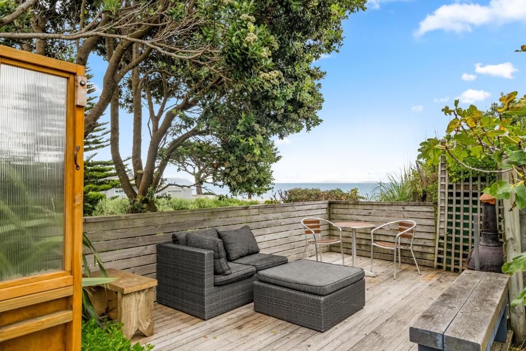 Rosy Retreat - Raumati Beach Holiday Home, Raumati Beach (updated ...