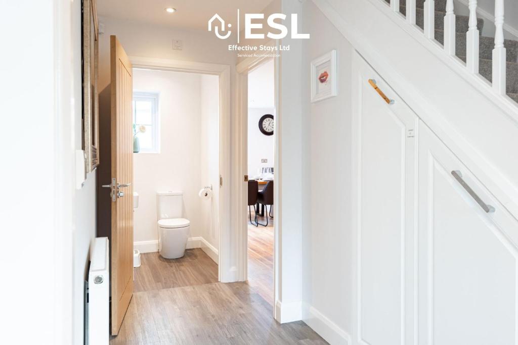 Large Modern 4 Bedroom House in Uttoxeter, Near Alton Towers, Great for ...