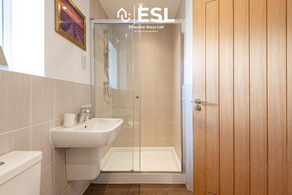 Large Modern 4 Bedroom House in Uttoxeter, Near Alton Towers, Great for ...