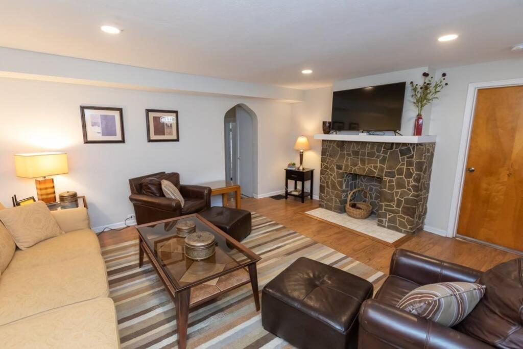Updated & Comfy Bungalow with Parking Easy Access, Pittsburgh – Updated ...