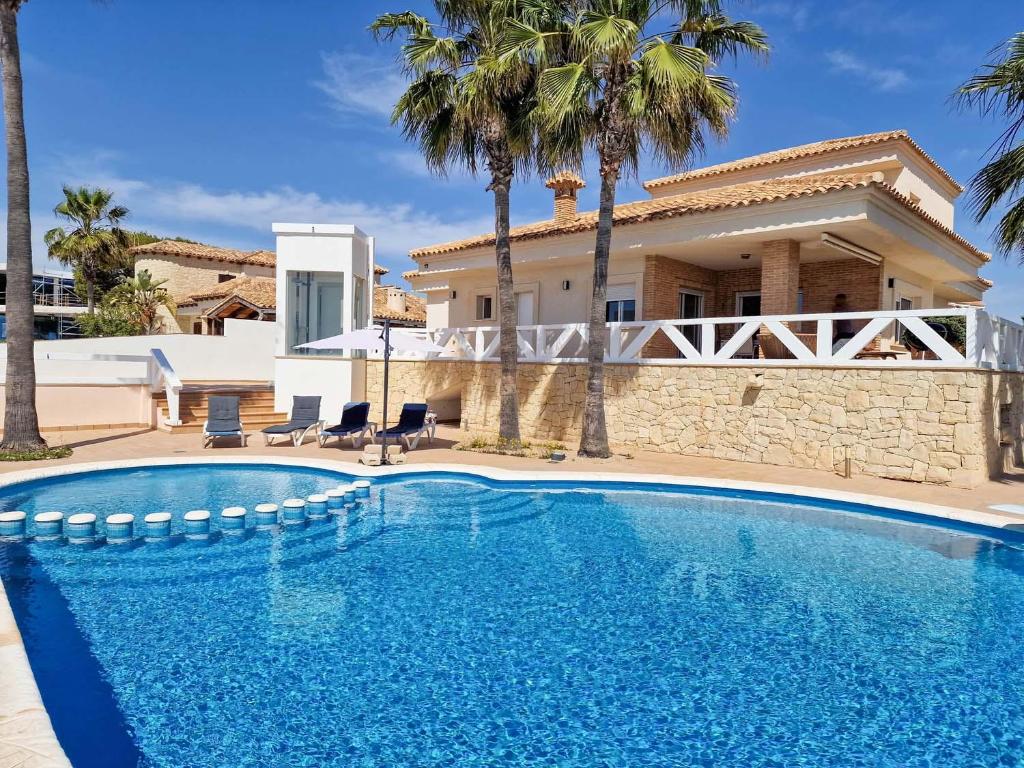 Frontline Beach Villa Playa Flamenca, Orihuela (updated prices 2026)
