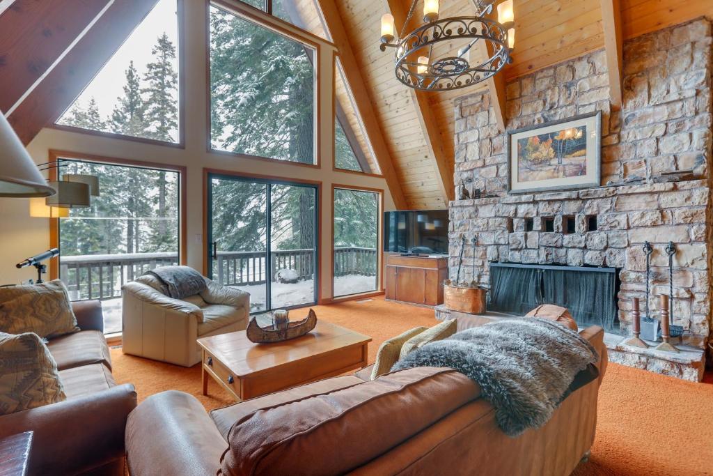 Donner Lake Views Rustic Truckee Cabin!, Truckee (updated prices 2026)