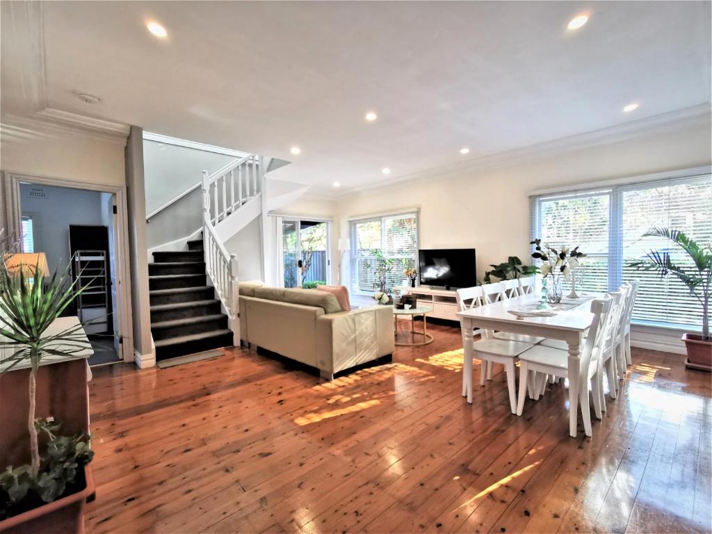 Sydney Meets Miranda, Comfy 4 Bedrooms Corner House, Miranda (updated ...