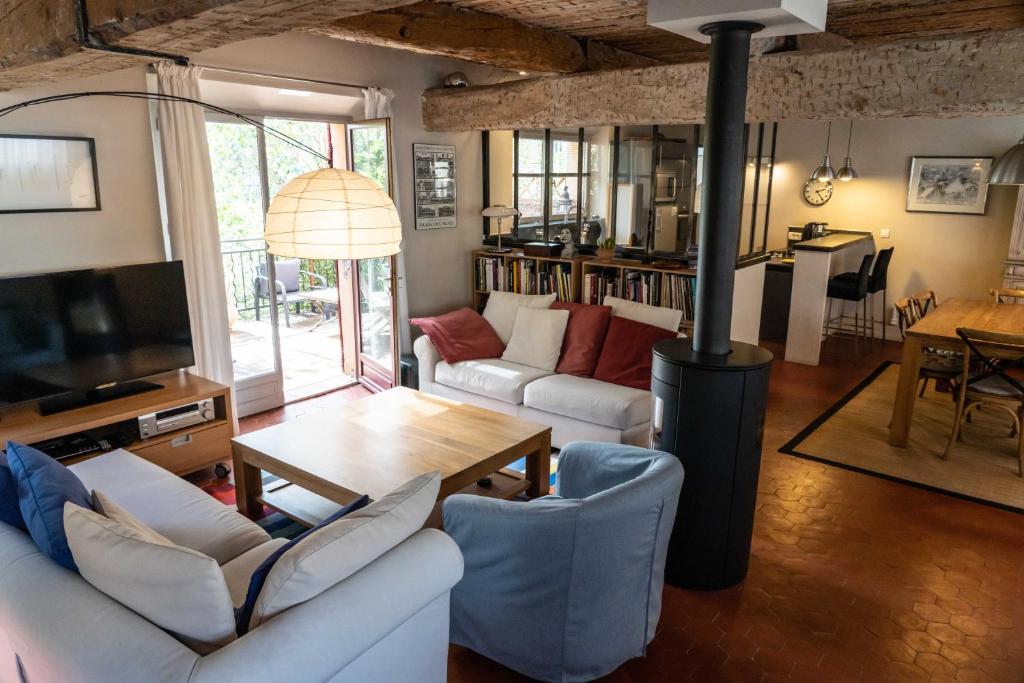 Loft urbain avec balcon-terrasse dans les arbres（ドラギニャン）– 2023年 最新料金