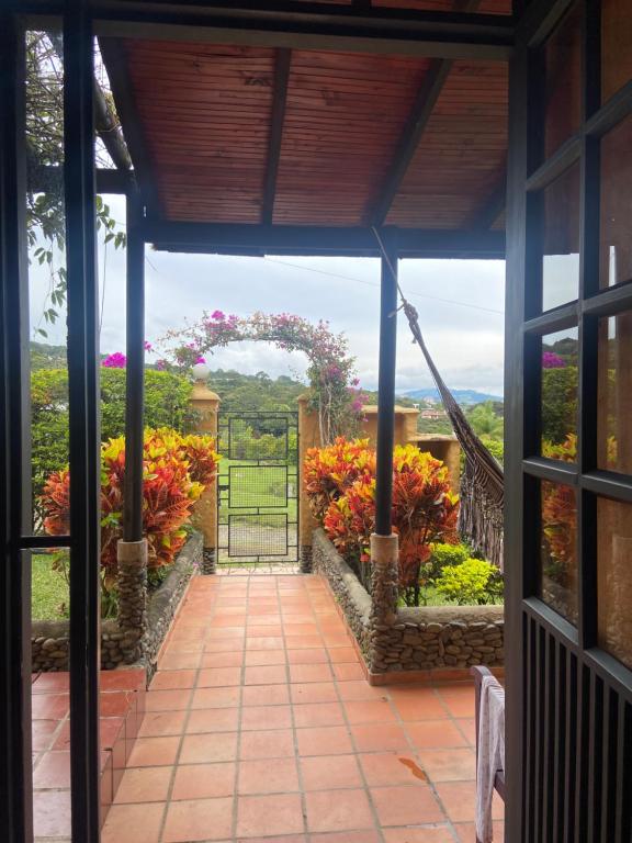 VIENTOS de CAMBIO… alojamiento Lago Calima | Holiday Home in Los cedros ...