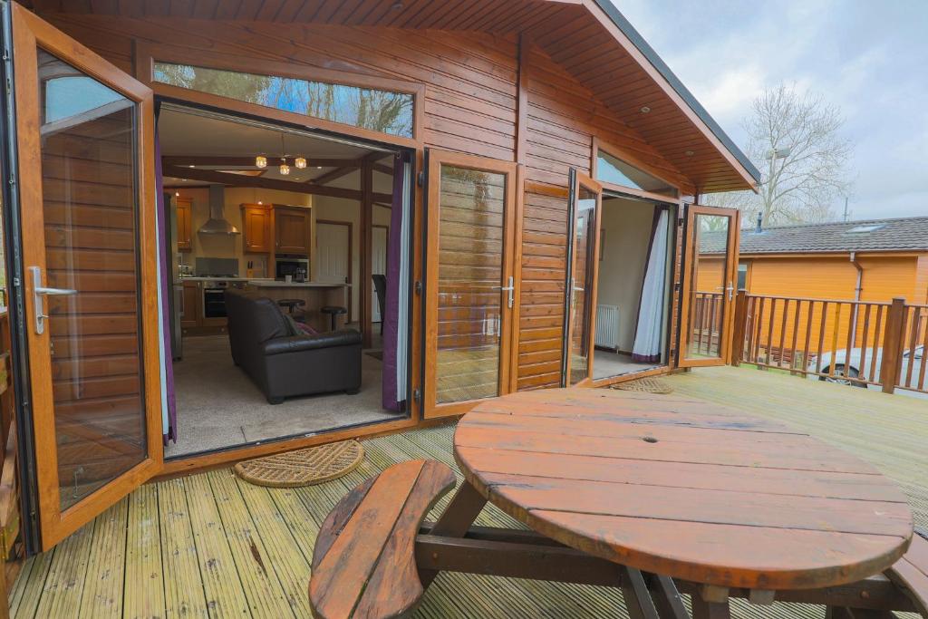 Devon Comfort Lodge - A Stylish Getaway in Devon, Chudleigh – Updated ...