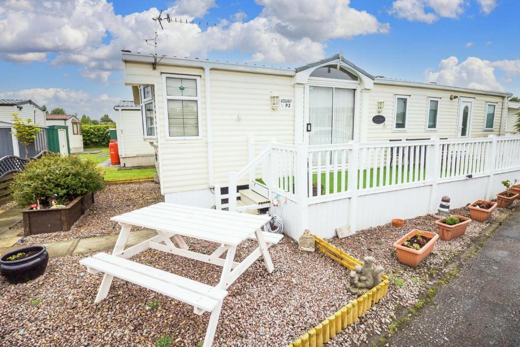 8 Berth Caravan With Wifi And Decking In Lincs Ref 78003p, Winthorpe ...