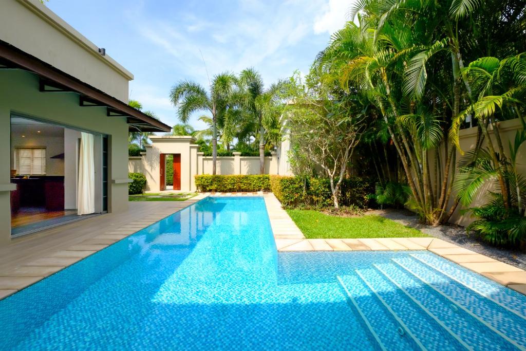Luxe 2br Pool Villa walk to Bangtao Beach, Ban Thalat Choeng Thale ...