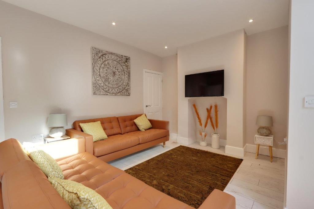 Beautiful, 3 Bedroom Terrace, 2 minutes walk from Chester train station ...