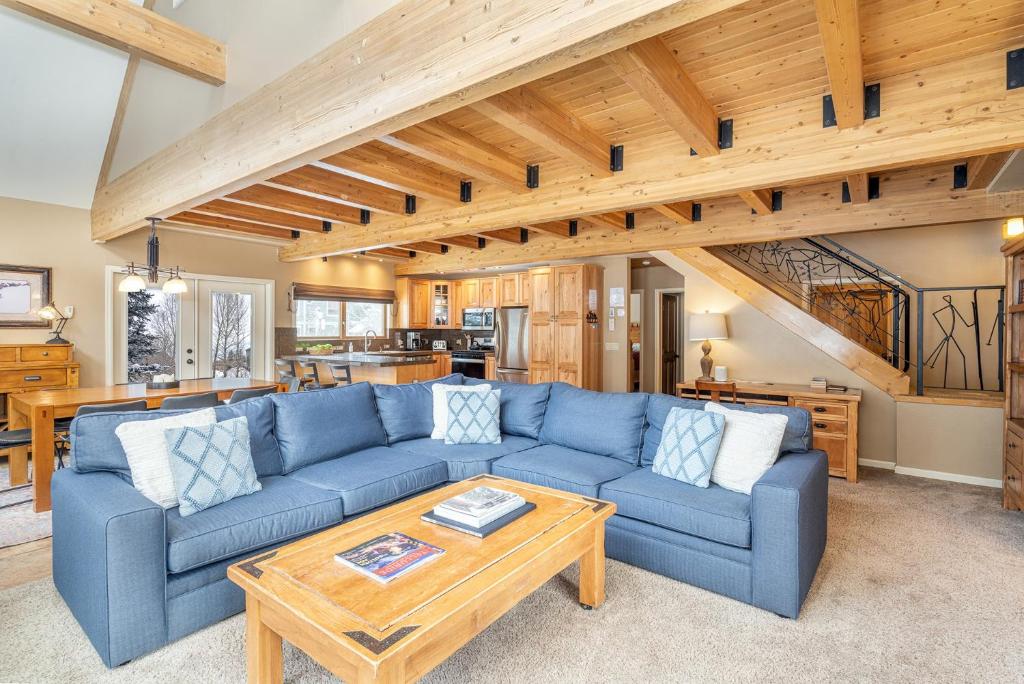 Huge Riverfront Deck, Walk Everywhere - Viking Lodge 100A condo ...