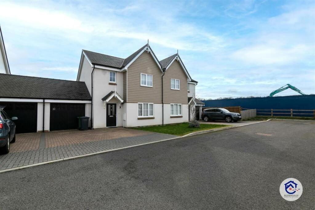 Lovely manor grove home, Cheshunt (updated prices 2025)