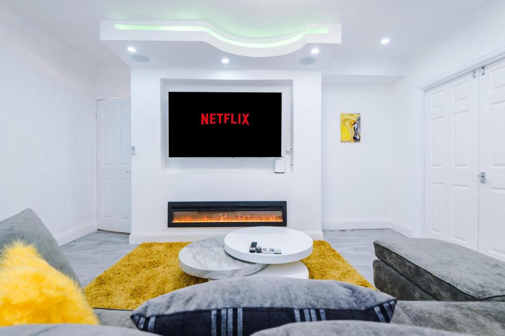 NICE THREE BEDROOM HOUSE in Manchester, Manchester (updated prices 2025)