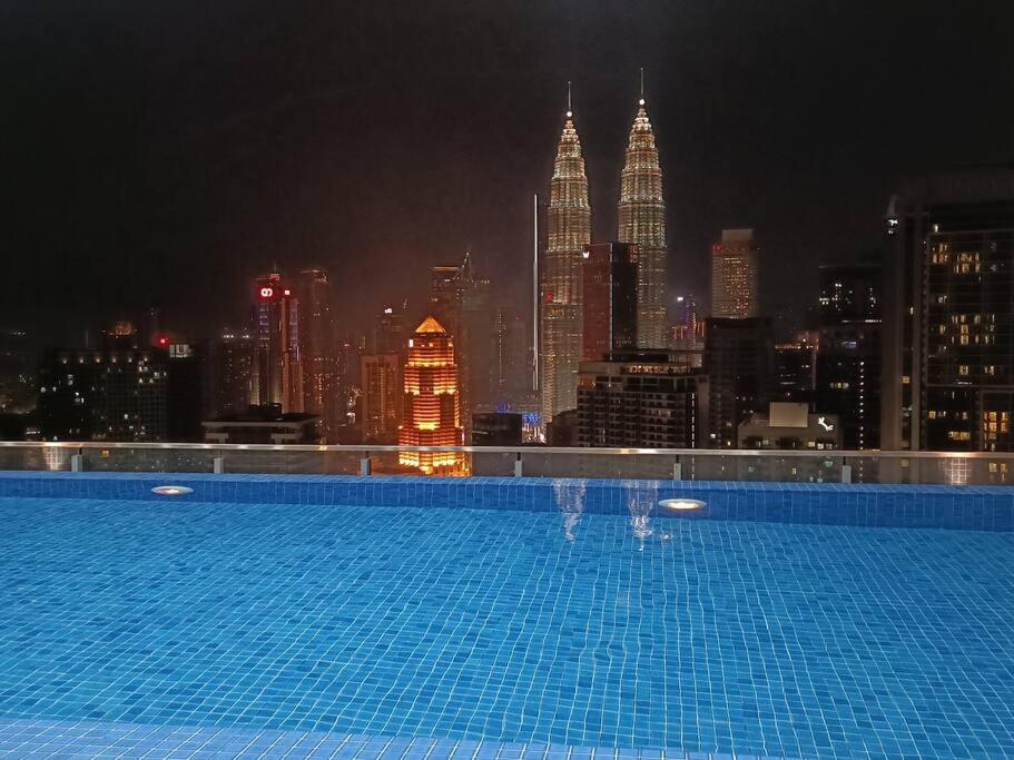 C17B Modern Balcony Infinity Pool KLCC View, Kuala Lumpur (preços ...