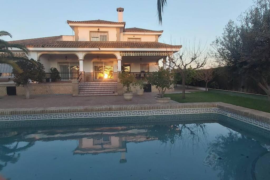 Villa exclusiva.Piscina, Montequinto (updated prices 2025)