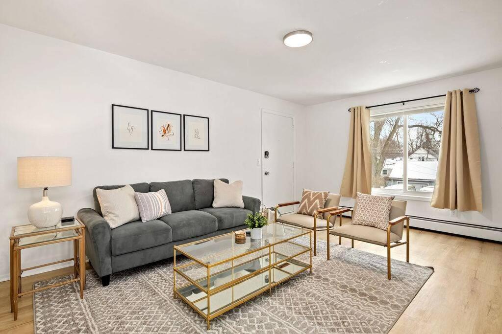 2nd Floor, Corner unit ft. King Bed - Workspace, Mount Clemens (updated ...