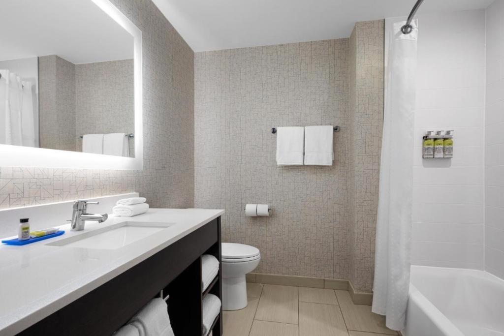 Holiday Inn Express & Suites Woodside LaGuardia Airport, Queens ...