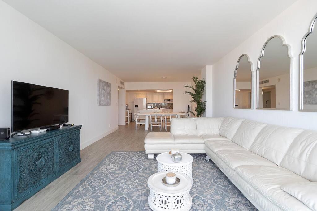 Stunning & Spacious Resort-Style Condo Across From Beach!, Miami Beach ...