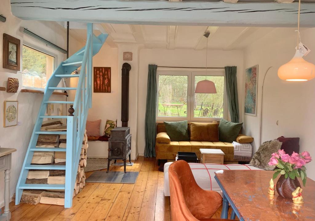 Kleine Kunstremise mit Holzofen Burg Freienfels, Weinbach – Updated ...