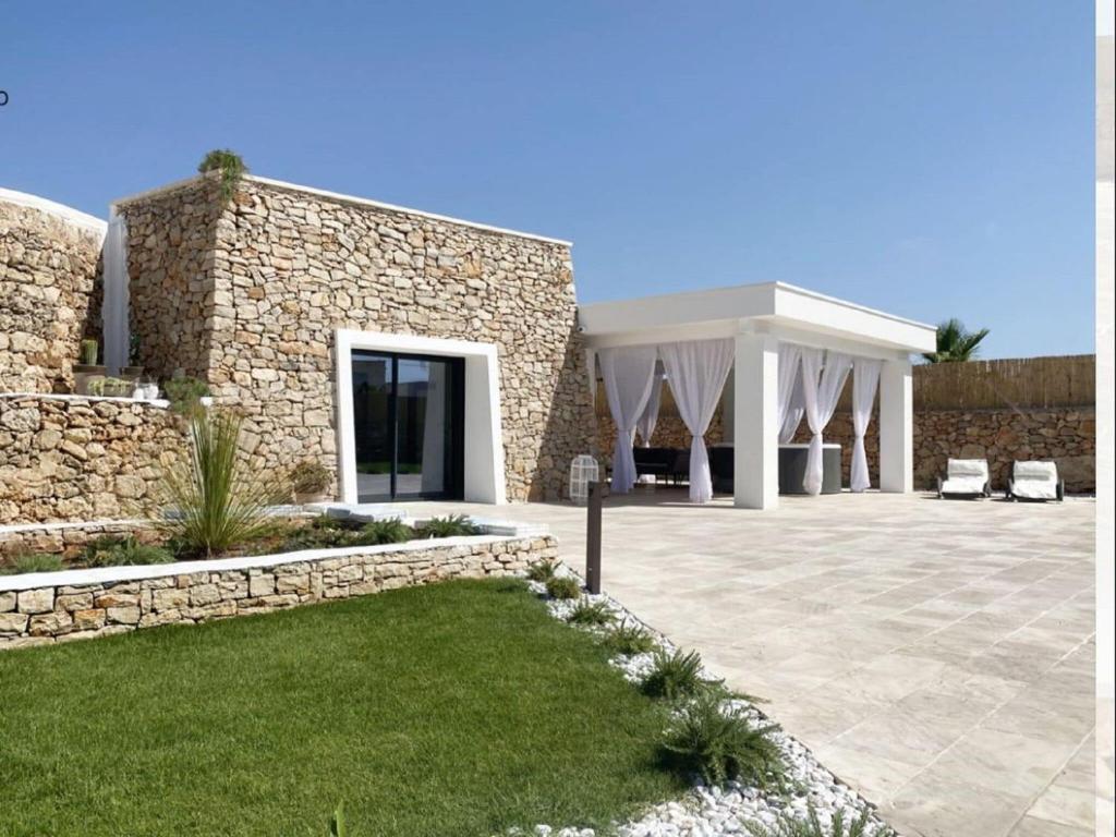 Trullo near the sea with outdoor hydro and A C, Capilungo (updated ...