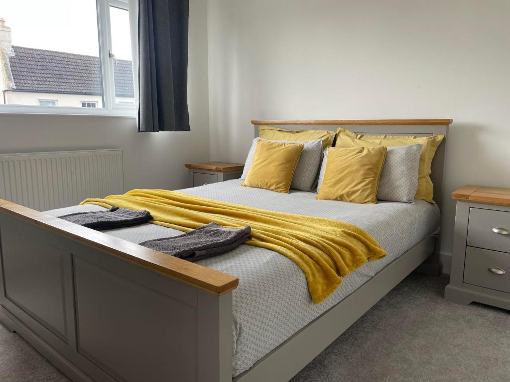 Cosy Three-Bed House in Yaxley w/ Free Parking, Yaxley (updated prices ...