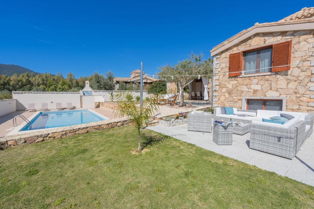 DOMUS VILLA LORY Castiadas Cala Sinzias beach with swimming pool ...