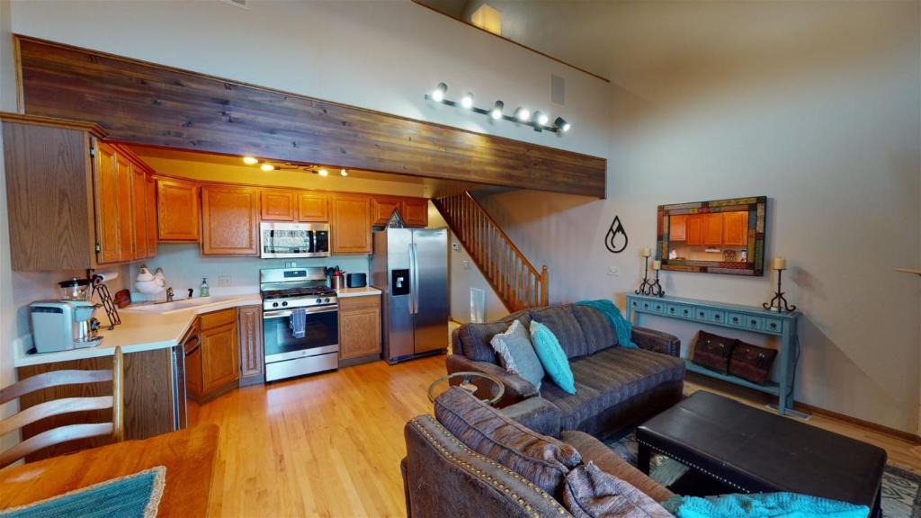 Next To Club House, And Less Than 15 Minutes To Ski, Wi-fi, Dog Friendly, & Hot Tub -Putter`s Inn - Red Lodge, MT