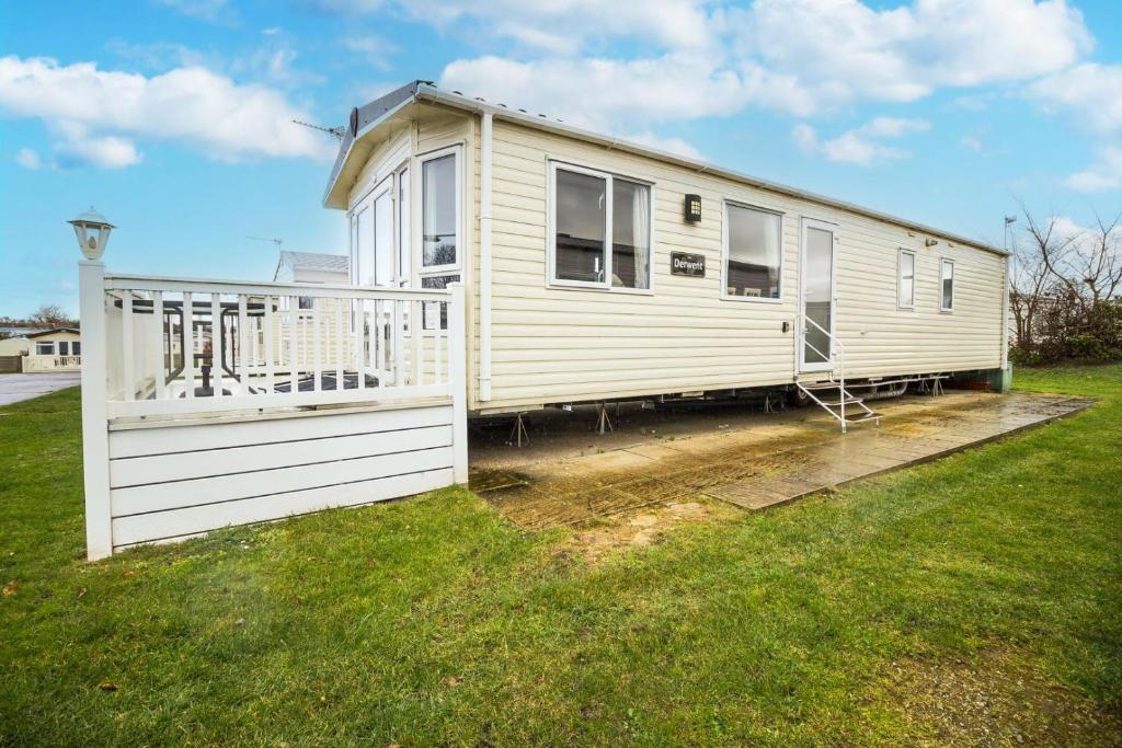 Lovely Caravan With Decking At Cherry Tree Holiday Park In Norfolk Ref ...