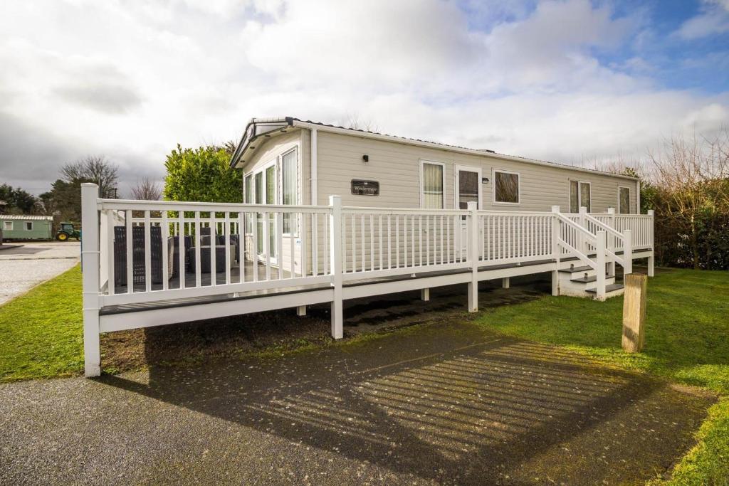 Beautiful Caravan With Decking At Breydon Water Holiday Park Ref ...