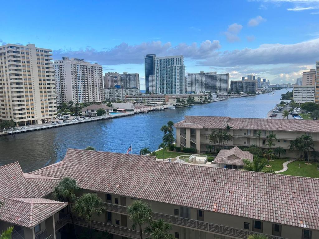 Chic Beach Studio Walk to Shore Sleeps 4 -14B, Hallandale Beach ...