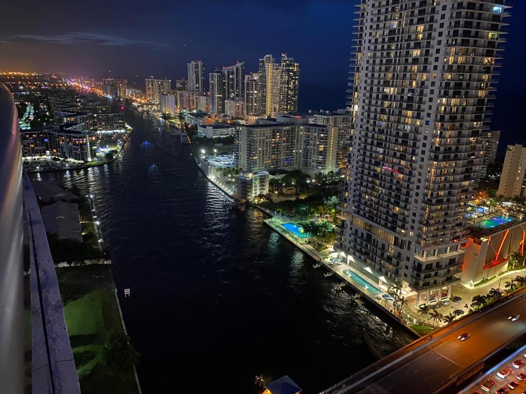 Chic Beach Studio Walk to Shore Sleeps 4 -14B, Hallandale Beach ...