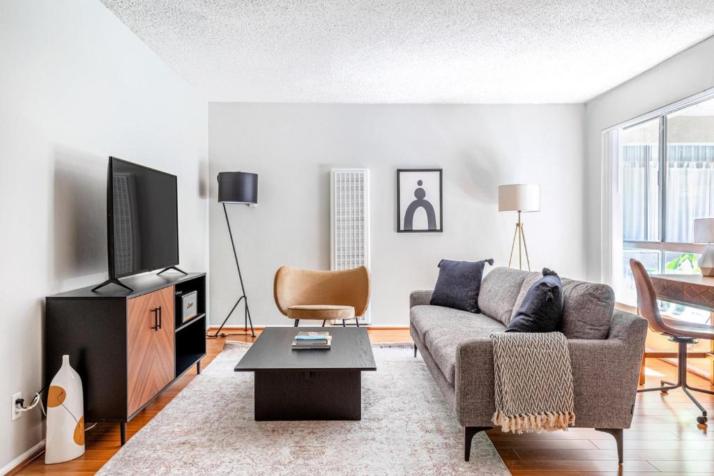 Sherman Oaks 1BR w Pool Gym BBQ nr TJ WF LAX-487, Los Angeles (updated ...