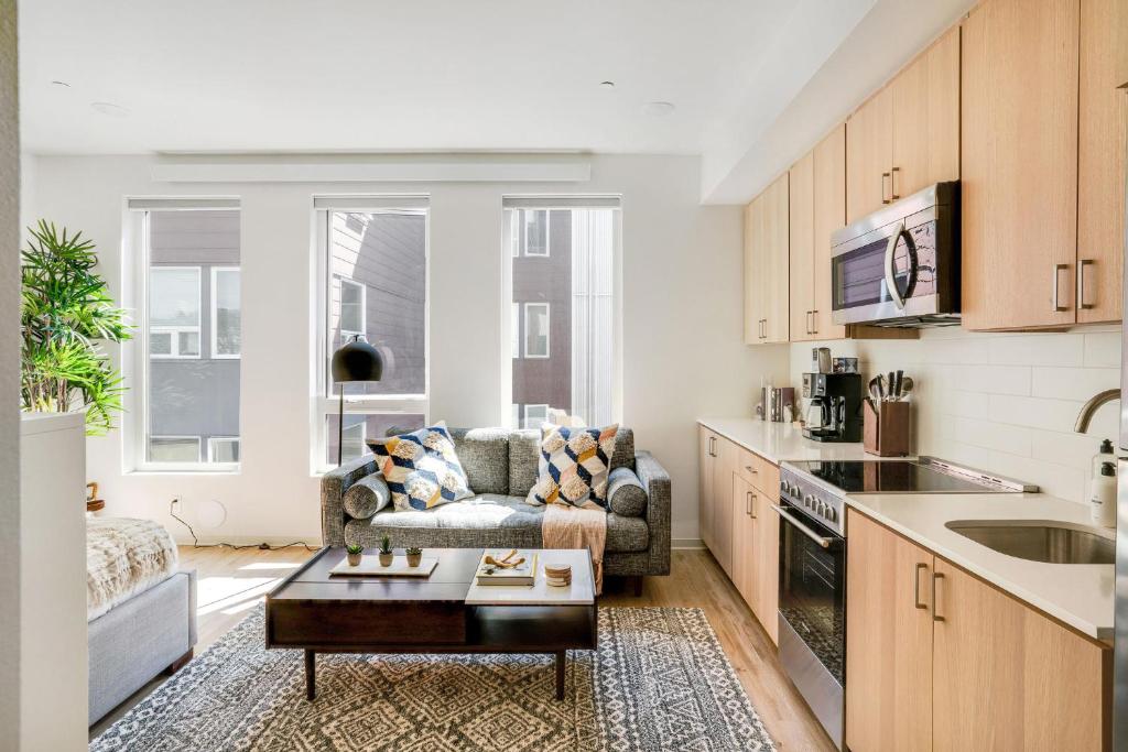 Interbay Studio with Modern Decor and Rooftop Deck, Seattle – Updated ...