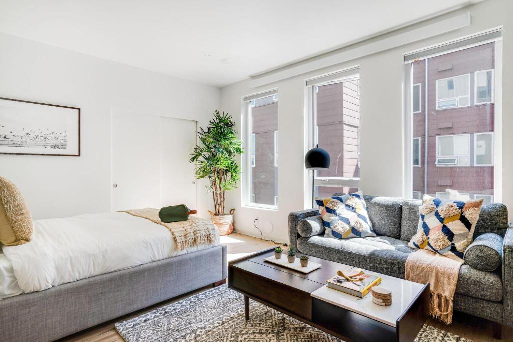 Interbay Studio with Modern Decor and Rooftop Deck, Seattle (updated ...