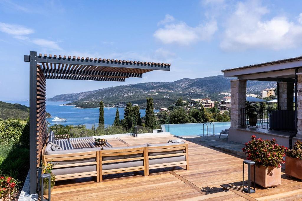 Luxurious 4 bedroom villa Xris with infinity pool and beach access ...