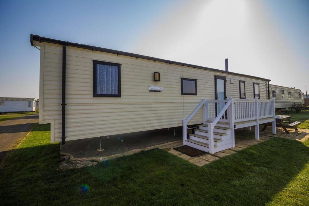 8 Berth Caravan With Decking At Caister Beach In Norfolk Ref 30016s ...