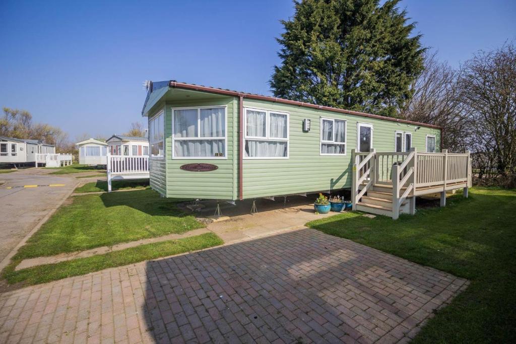 Lovely Caravan For Hire With Decking At Skipsea Sands In Yorkshire Ref ...